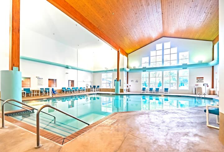 Walk To Geneva Lake + Restaurant. Kitchen. Pools. - Lake Geneva, WI