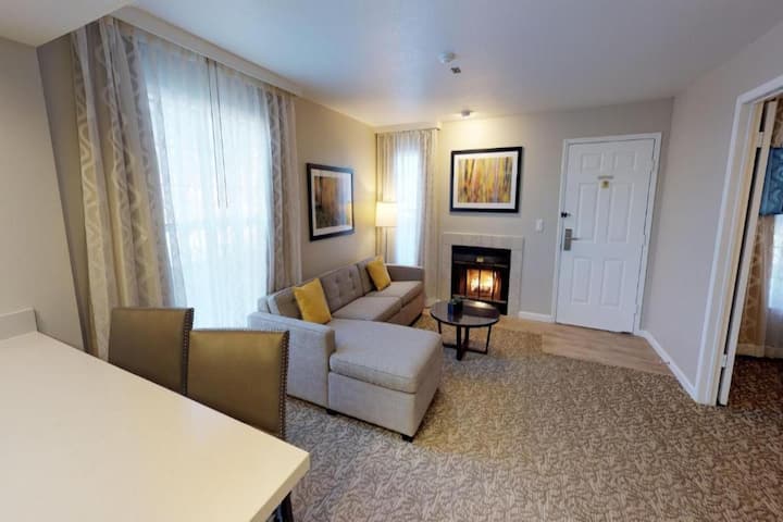 Modern 4 Suite Near Newpark Mall - 1 Min Away! - Fremont, CA