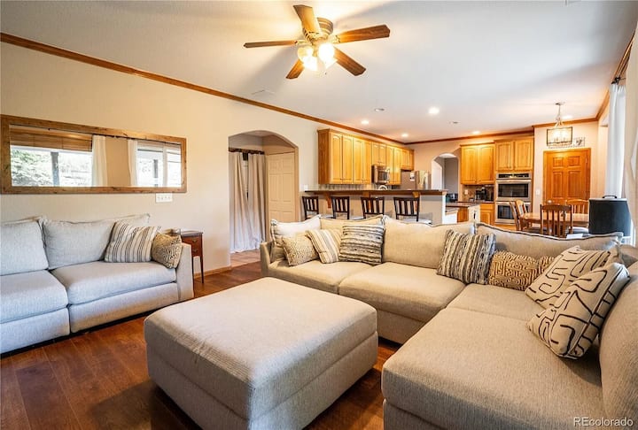 Castle Rock Group Retreat | 3 Kings + Theater Loft - Parker, CO