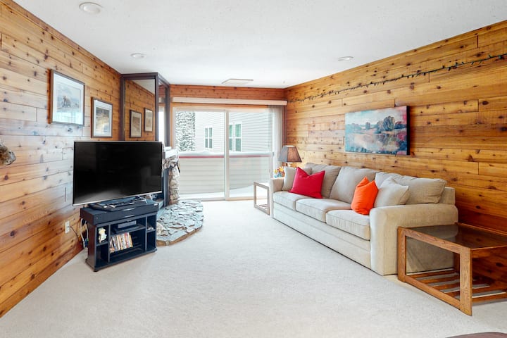 Ponderosa Inn 408 - Hilltop Hideaway - Big White Ski Resort, BC