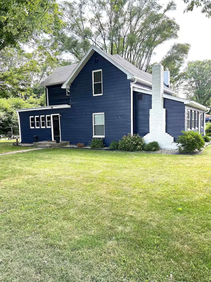 Fireside Farmhouse Retreat On A Private Wooded Lot - Greenfield, IN
