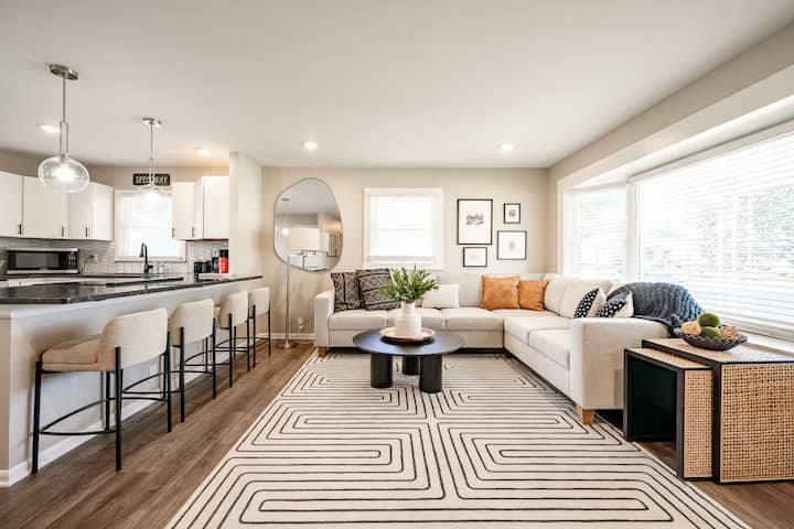 Speedway Luxe | Hot Tub | Shuffle | Steps To Track - Indianapolis, IN