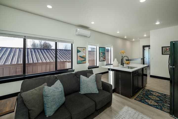 New! Modern 2br/2ba Near Town & Trails! - Four Corners, MT