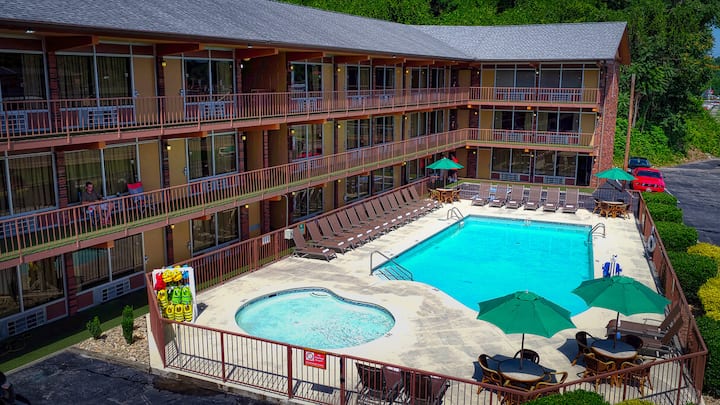 Wild Bear Inn | 2 Double Queen | Group Stay - Tennessee