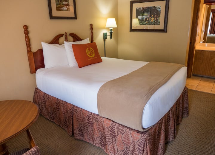 Queen Room | Wild Bear Inn | Mountain Area - Gatlinburg, TN