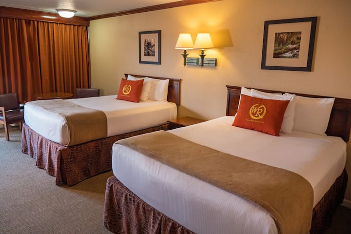 2 Poolside Rooms | Wild Bear Inn | Mountain Fun - Gatlinburg, TN