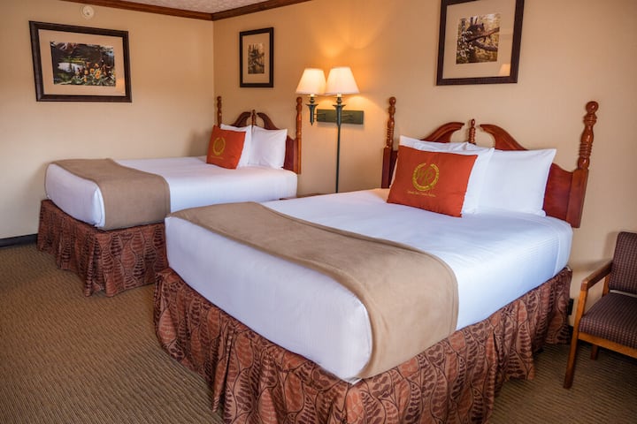 Double Queen Pkwy View | Wild Bear Inn | Parking - Gatlinburg, TN