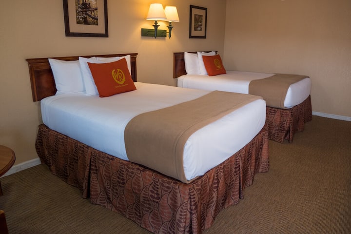 Wild Bear Inn | Double Poolside | Nature Adventure - Gatlinburg, TN