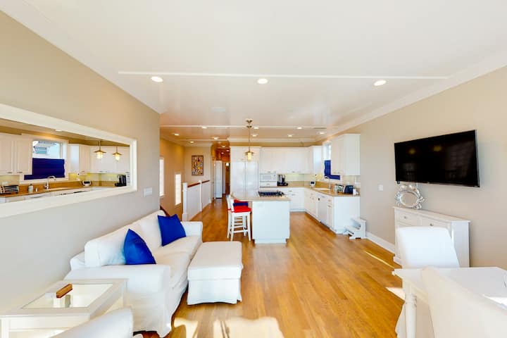 Coastal 3br Oceanfront | Balcony | Grill - Seal Beach, CA