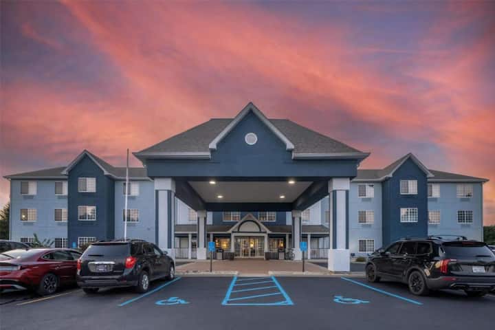 2 Queen Suite + Free Breakfast & Parking - Fort Wayne, IN