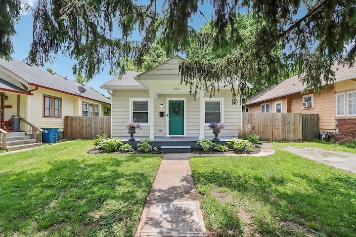 Bright Bungalow In Prime Location Meridian Kessler - Irvington Historic District, IN