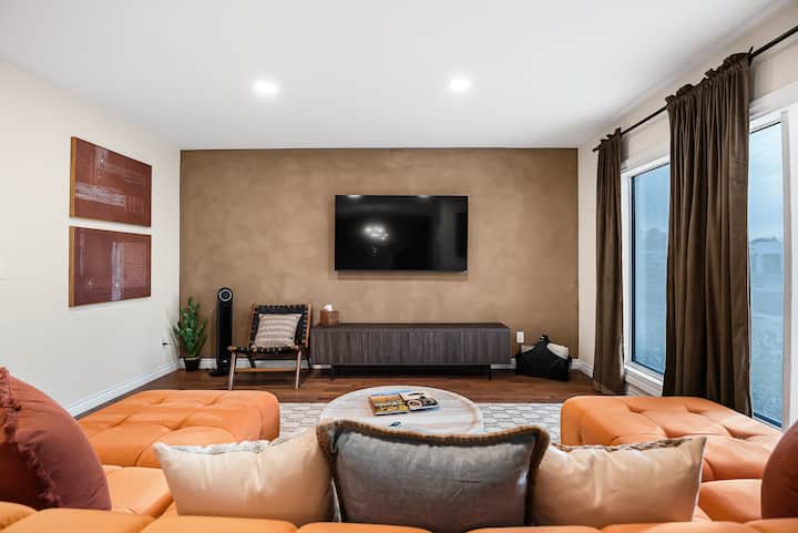 Poolside Oasis W/ Hot Tub, Game Room, & 2 Kings - Avondale, AZ