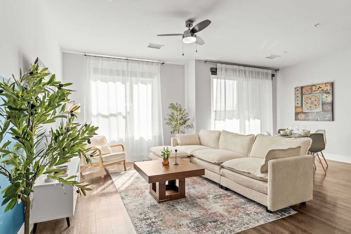 Premium King Suite With Den In Central Orlando | P - Disaster!, Orlando
