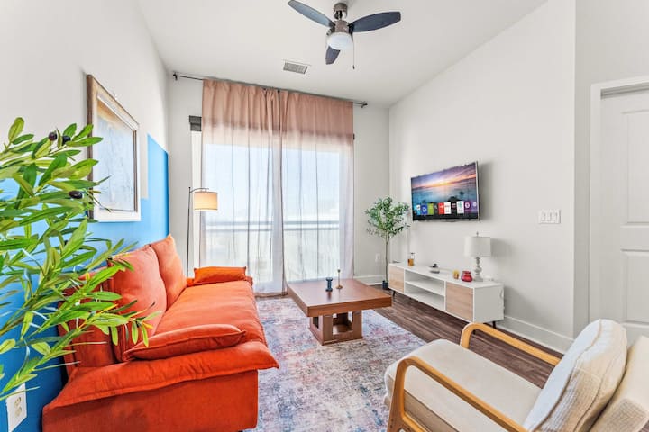 Stylish Downtown King Suite | Luxury Stay W/ Pool - Winter Park, FL