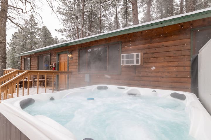 Meadowbrook Cabin Retreat: Hot Tub Escape - Keystone, SD
