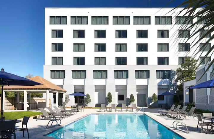 Stay Near Airport With Free Shuttle, Gym + Pool - Metairie, LA