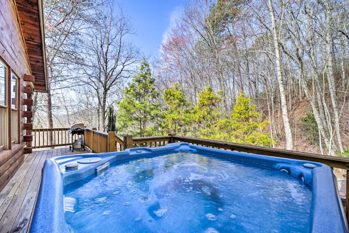 Mountain View Log Cabin W Hot Tub & Foosball - Bryson City, NC