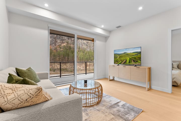 Sleek Lake Country 2br Retreat W/ Private Balcony - Lake Country