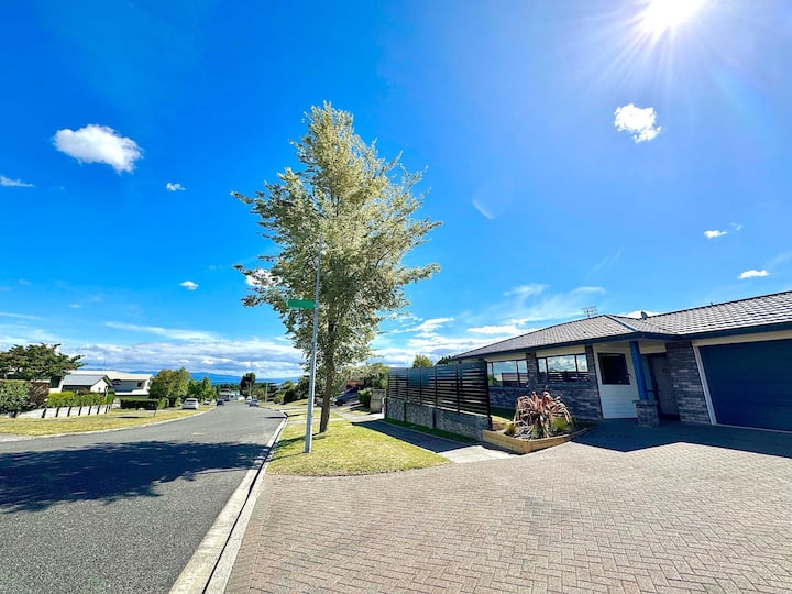 Modern Comfort Close To Lake Taupō - Taupo