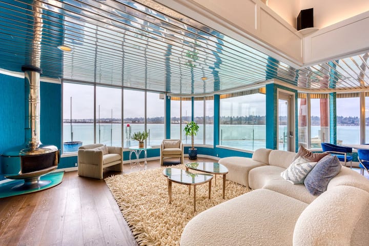 Aqua Star – Iconic Floating Home On The Columbia - Hayden Island - Portland