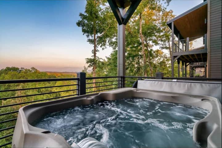 Spacious 4bd+loft Near Town | Hot Tub +Pool +Sauna - Sevierville, TN