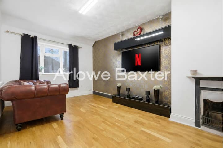 Spacious 4br House | Walk To Dagenham Heathway - Barking