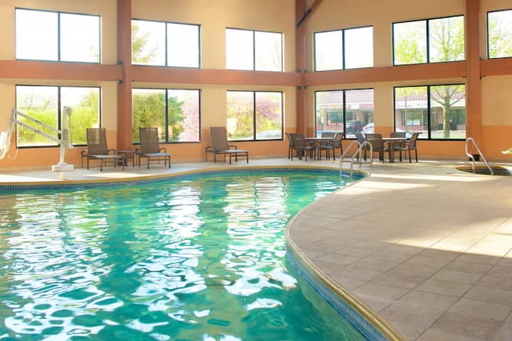 Near Sesame Place + On-site Dining & Indoor Pool - Newtown, PA