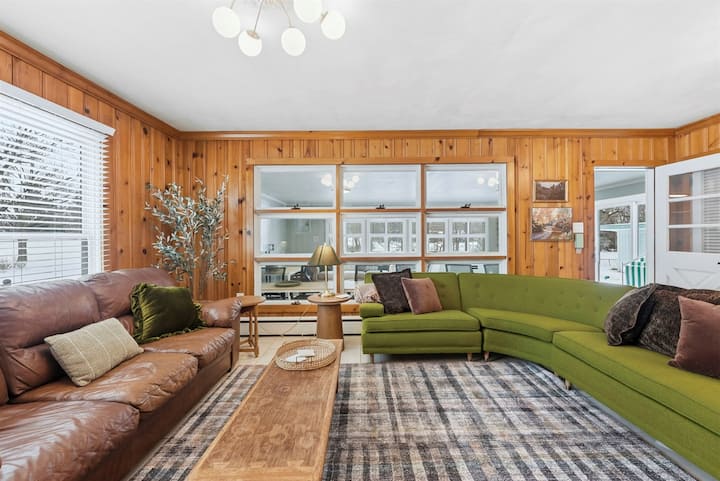 Spacious 4br Retreat | Sleeps 14+ | Pet Friendly - Fort Wayne, IN