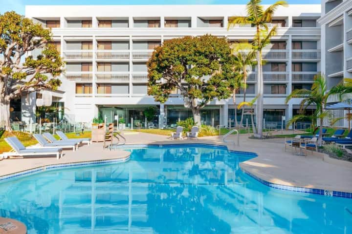 Prime Marina Del Rey Stay + Restaurant & Pool - Santa Monica, CA