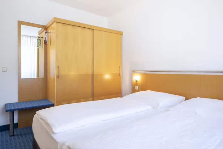 Restful Room Next To Restaurants And Stadtpark - Suhl
