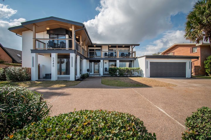 Beachfront Bliss Panoramic Ocean Views Sleeps 33 - Corpus Christi