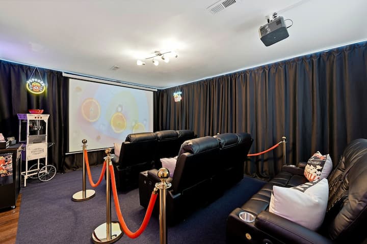 Arcade • Theater • Gym • Office • Sleeps 15 - Chicago, IL