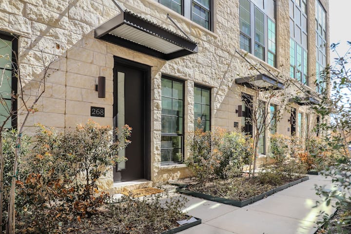New Chic Retreat Walkable To Restaurants, Bars! - Round Rock, TX