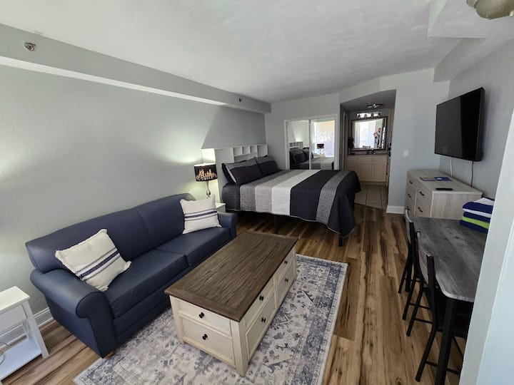 New Updated Studio W/indoor Outdoor Pool, Hot Tub - Daytona Beach, FL