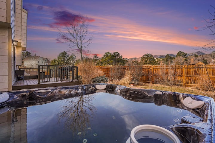 Cozy Getaway | Hot Tub + Deck Fire Table - Colorado Springs, CO