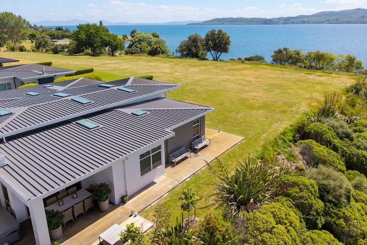 Lakefront Kuiwai - 5 Bdrms + Spa Pool On The Lake! - Taupō
