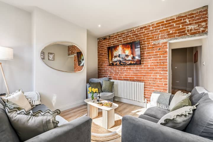 Stylish Norwich City Terrace W Garden | Sleeps 8 - Norwich