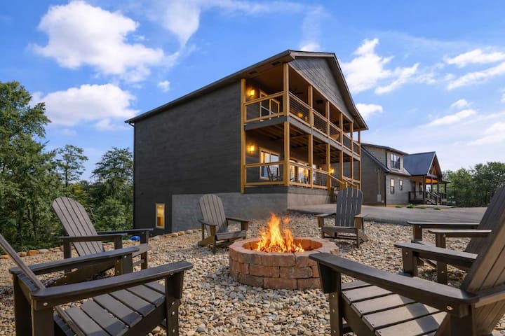 Oak Orchard Lodge – Hot Tub, Theater & Sleeps 18 - Sevierville, TN