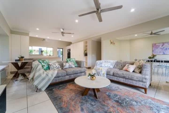 Spacious 4br Home Retreat With Pool/parkland Views - Brisbane