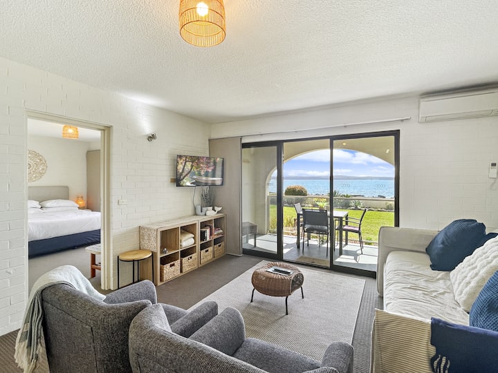 Beachside Apartment Overlooking Casey’s Beach - Long Beach