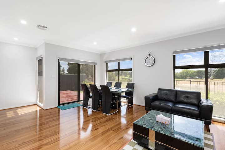 Family-friendly 4-bed Home With Courtyard - Canberra