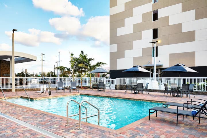 Smart Mia Hub W/ Daily Hot Buffet & Pool Access - Hialeah, FL