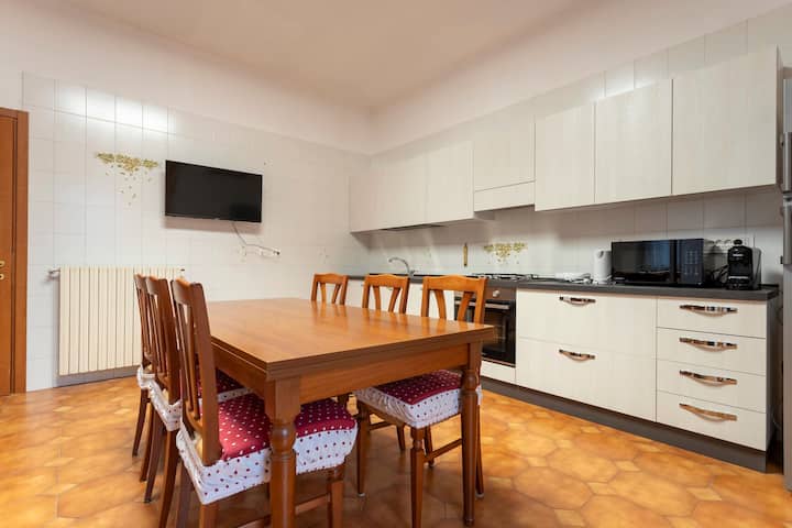 Grand Living Suite - 4 Bdr Self Check-in Wifi - Novara