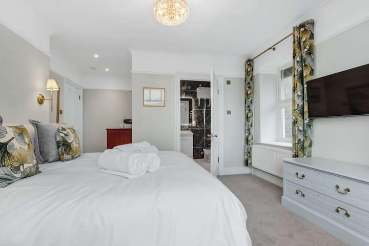 Suite Junior-superking-sdb Privée Avec Douche-vue - Porlock Weir