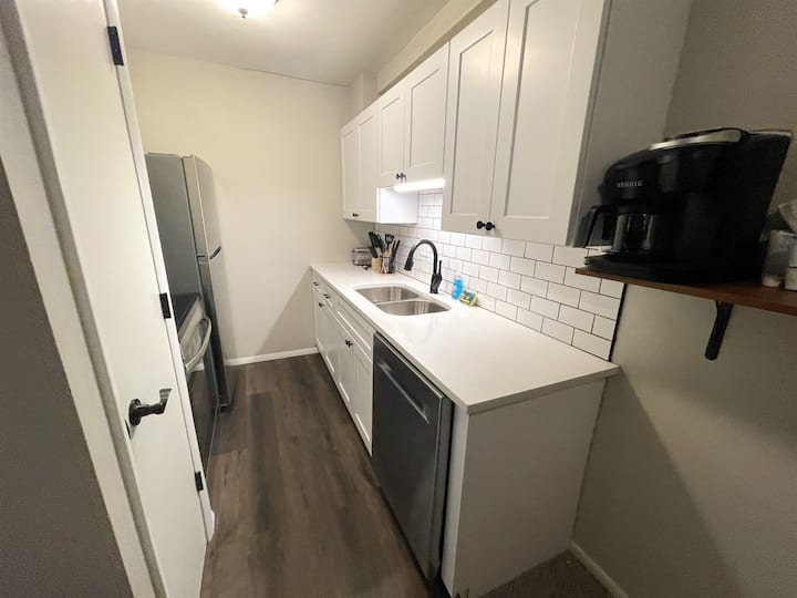 2-bedroom Apartment – Budget-friendly City Stay - Bloomington, IL