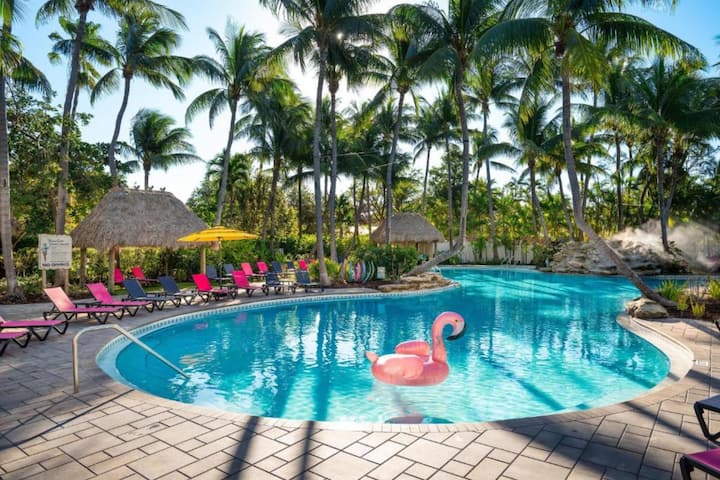 Steps From The Beach + Free Shuttle & Pool - Key West, FL