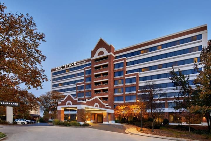 Eisenhower Metro Steps | On-site Dining + Fitness - Alexandria, VA