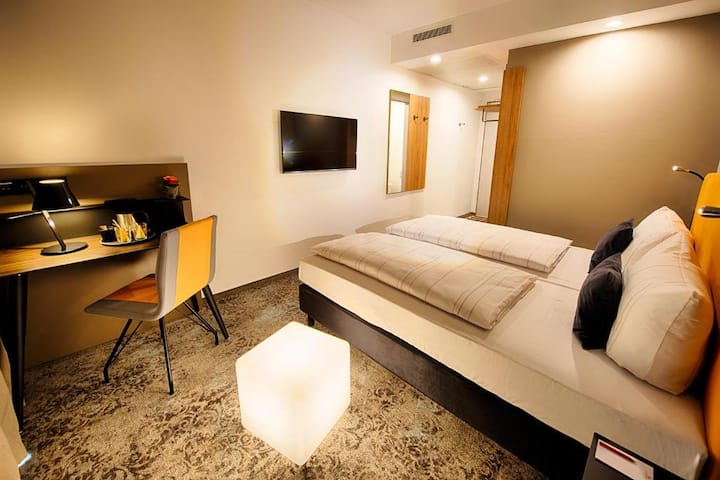 Stylish Room - Perfect Stop For Business Travelers - Leipzig