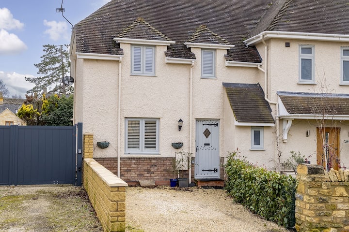 Beautiful Dog Friendly Cottage - Tower View - 브로드웨이