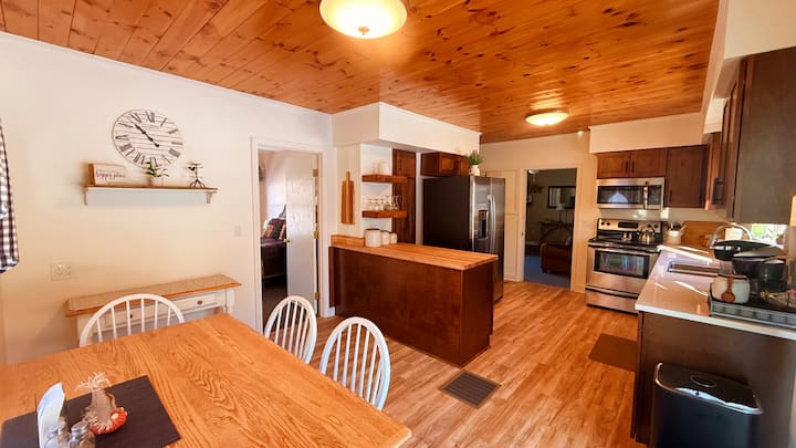 Juniper Cove Lower|2br/2ba Apartment|lake Views. - Greenville, ME